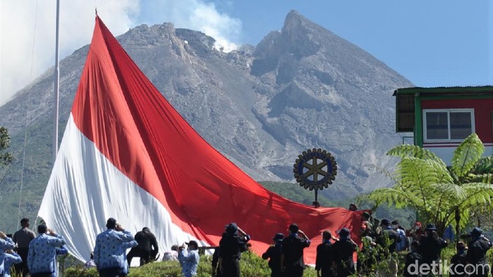 Rayakan HUT RI, Bendera Merah Putih Berkibar di Lereng Merapi
