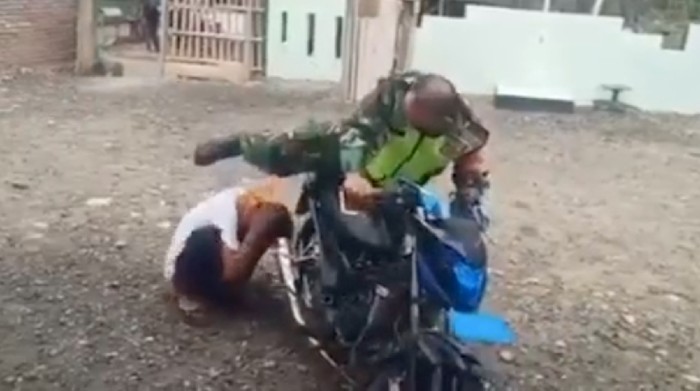 Viral Paksa Warga Tempelkan Kuping Ke Knalpot Oknum Tni Ditahan