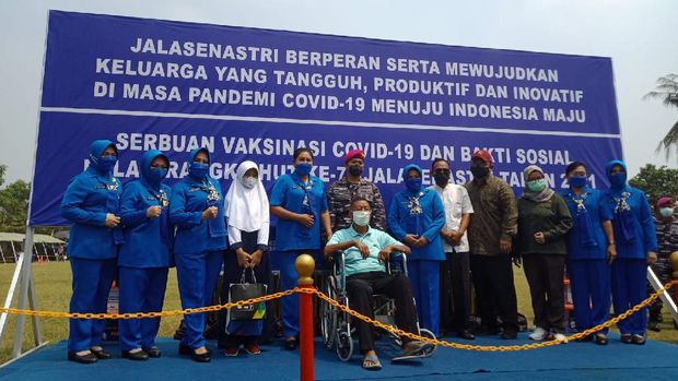 CT ARSA Foundation-TNI AL Gelar Serbuan Vaksinasi dan Donasi di Muara ... CT ARSA Foundation-TNI AL Gelar Serbuan Vaksinasi dan Donasi di Muara ...