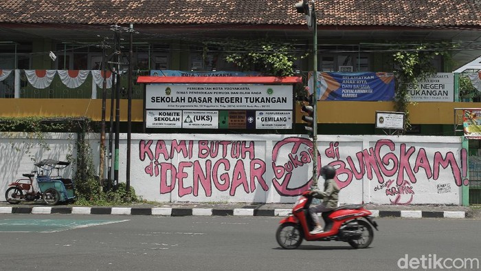 Mural Gejayan Memanggil Mejeng di Simpang Empat Gayam