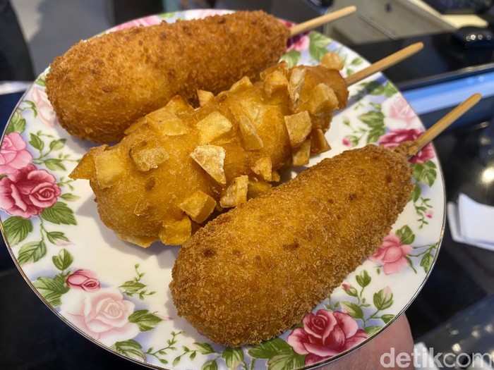Asyik! Jajan Corn Dog, Susu Pisang, hingga Tteokbokki di Supermarket Korea