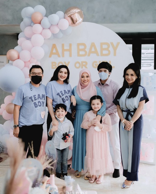 8 Potret Atta Halilintar & Aurel Hermansyah Umumkan Jenis Kelamin Calon Bayi