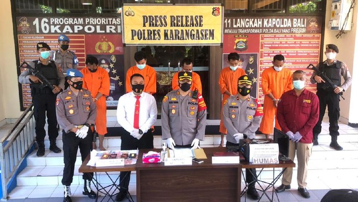 Polisi Tangkap 22 Pembuat-Pengguna Sertifikat Vaksin Palsu di Bali Polisi Tangkap 22 Pembuat-Pengguna Sertifikat Vaksin Palsu di Bali