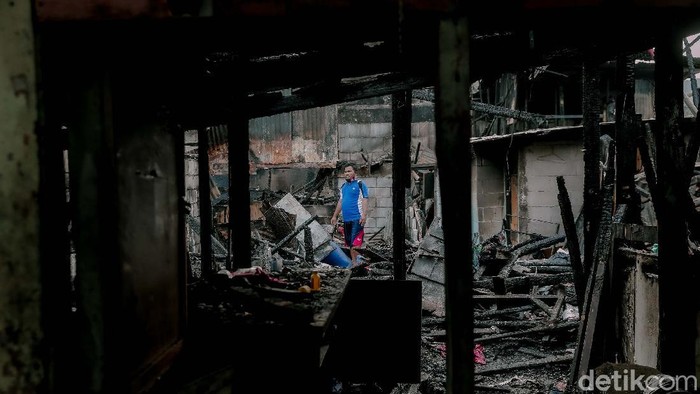 Foto-foto Sisa Kebakaran Dahsyat di Kemayoran