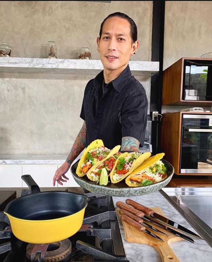 Chef Juna Diisukan Pamit dari MasterChef, Begini Gaya Kerennya Saat Masak
