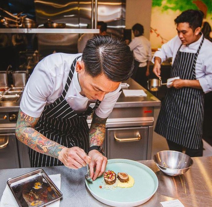 Chef Juna Diisukan Pamit dari MasterChef, Begini Gaya Kerennya Saat Masak