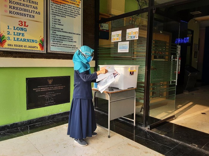 Potret Suasana Sekolah Tatap Muka Perdana Terbatas di SMAN 65 Jakarta
