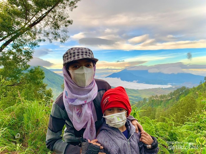 Serunya Trekking di Kawah Ijen, Lihat Pesona Negeri di Atas Awan