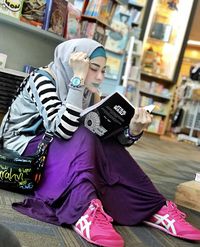 8 Gaya Terbaru Sarah Vi Pakai Hijab Matching dengan Lipstik, Bikin Pangling