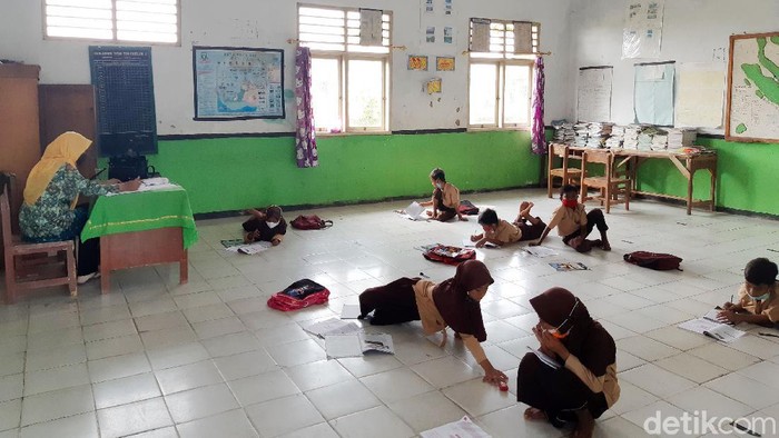 Kurang Meja dan Kursi, Siswa SD di Serang Ini Belajar di Lantai