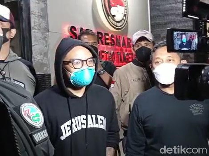 Potret Penampakan Coki Pardede Usai Ditangkap karena Narkoba Potret Penampakan Coki Pardede Usai Ditangkap karena Narkoba
