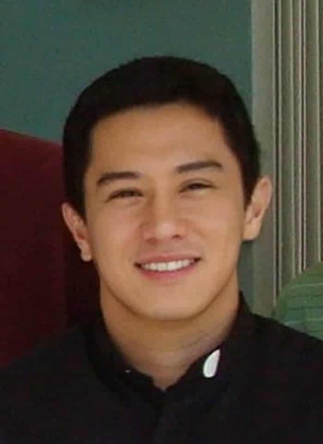 7 Potret Pastor Ganteng yang Viral, Pesonanya bak Artis Bikin Terpana