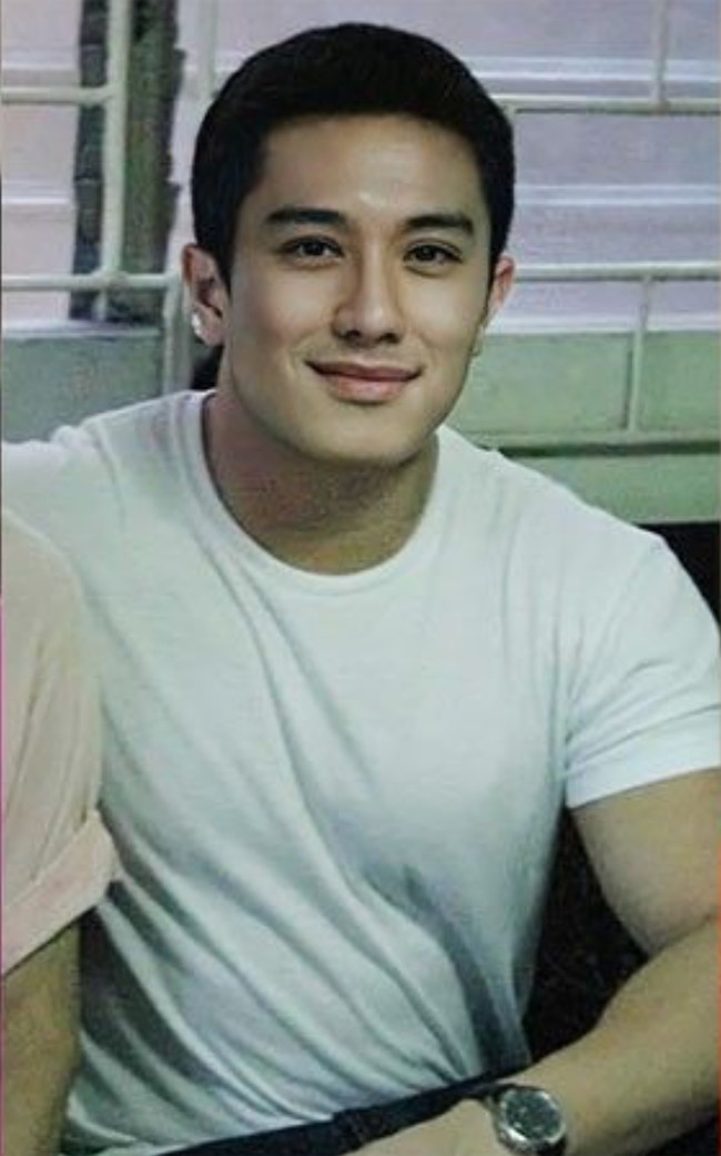 7 Potret Pastor Ganteng yang Viral, Pesonanya bak Artis Bikin Terpana