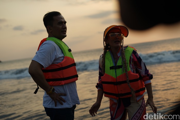 10 Potret Saipul Jamil Buang Sial, Mandi Air Laut dan Chill di Pantai