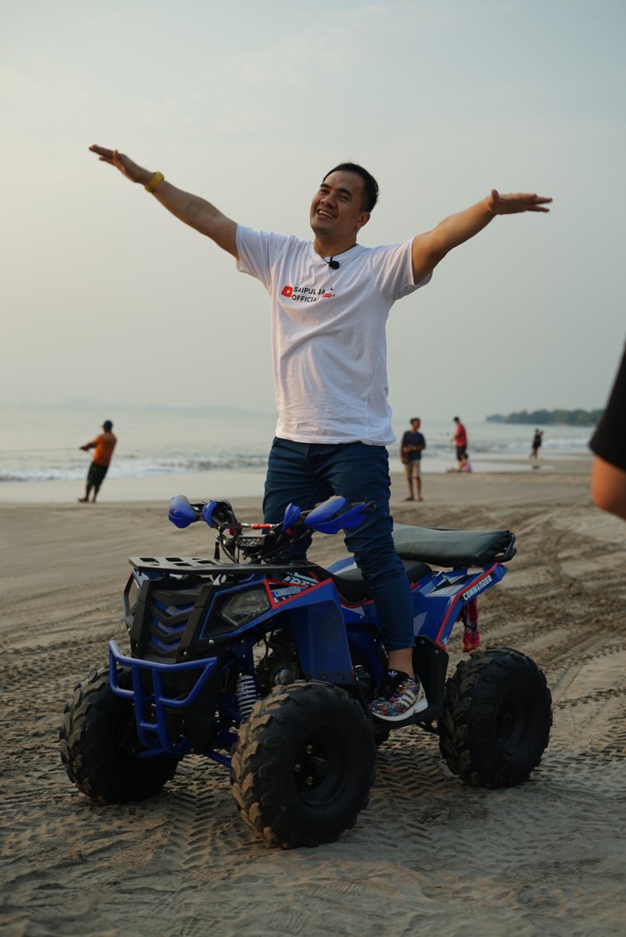 10 Potret Saipul Jamil Buang Sial, Mandi Air Laut dan Chill di Pantai