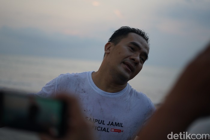 10 Potret Saipul Jamil Buang Sial, Mandi Air Laut dan Chill di Pantai