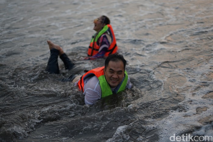 10 Potret Saipul Jamil Buang Sial, Mandi Air Laut dan Chill di Pantai
