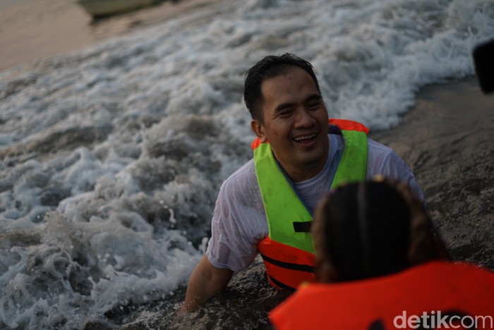 10 Potret Saipul Jamil Buang Sial, Mandi Air Laut dan Chill di Pantai