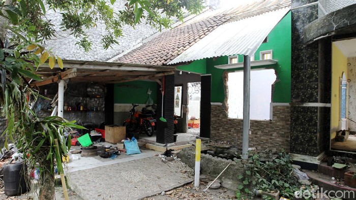 Akhirnya Warga Sleman Bongkar Rumah Terdampak Proyek Tol Akhirnya Warga Sleman Bongkar Rumah Terdampak Proyek Tol