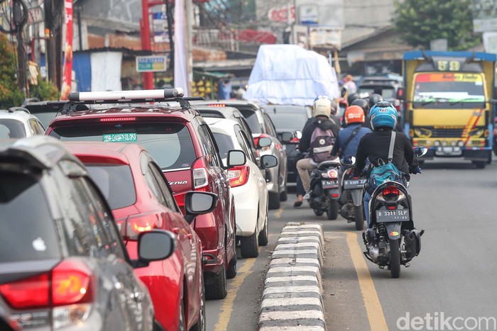 Aksi Pengendara Sepeda Motor Lawan Arah di Cinangka Depok Aksi Pengendara Sepeda Motor Lawan Arah di Cinangka Depok