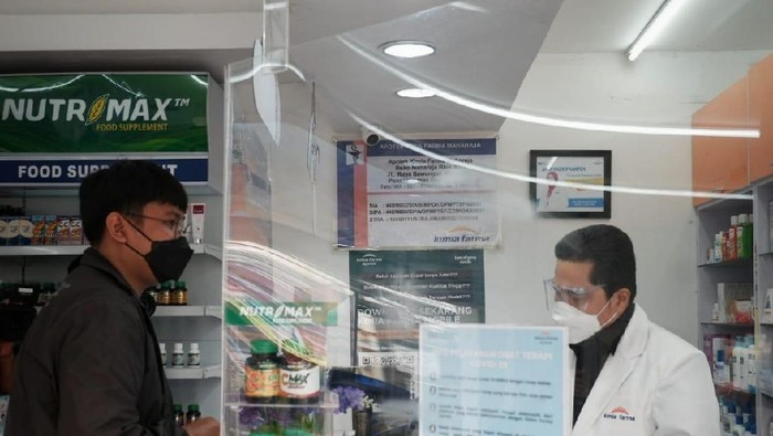 Sambil Jongkok Erick Thohir Cek Stok Obat Di Kimia Farma