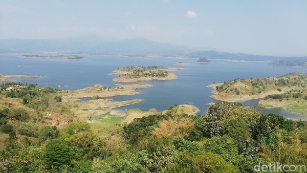 Foto: Tempat Terbaik Menikmati Pemandangan Waduk Jatigede Sumedang