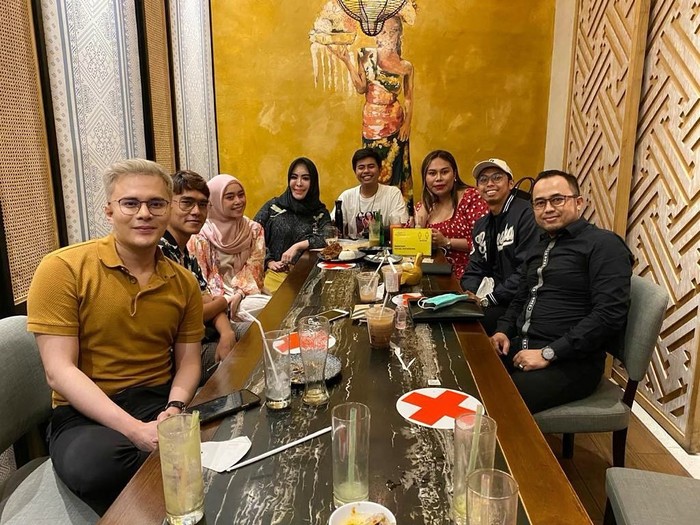 Gaya Keren dr Oky Pratama saat Jajan Es Krim, dokter Tampan yang Dermawan