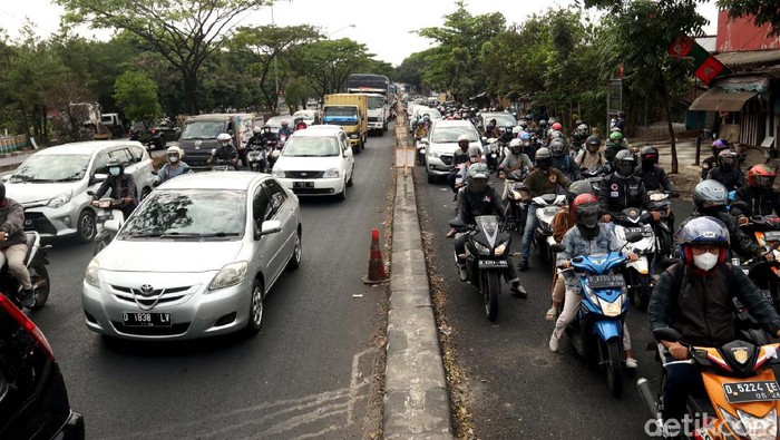 Jalan Soekarno-Hatta Bandung Macet, Ini Penyebabnya... Jalan Soekarno-Hatta Bandung Macet, Ini Penyebabnya...