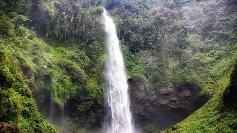 Curug Cipendok, Pesona Megahnya Air Terjun dengan Ketinggian 92 Meter!
