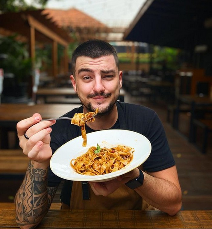 Pose Keren Chef Benjamin Leek, Head Chef Holywings Kemang yang Jago ...