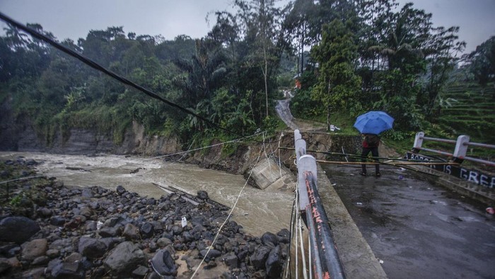 Jembatan Sungai Cidurian Bogor Ambruk Diterjang Banjir Bandang