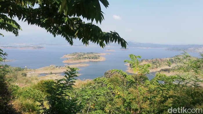 Foto: Tempat Terbaik Menikmati Pemandangan Waduk Jatigede Sumedang