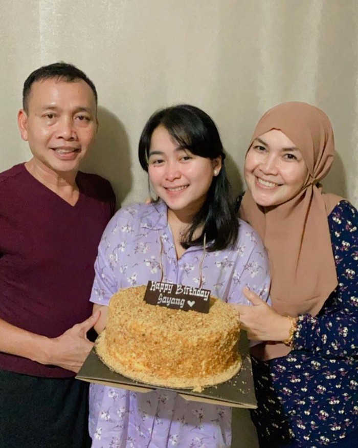 10 Potret Kompak Umi Kalsum dan Ayah Rojak Saat Makan Bareng Keluarga