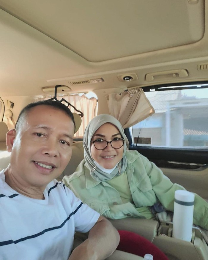 10 Potret Kompak Umi Kalsum dan Ayah Rojak Saat Makan Bareng Keluarga