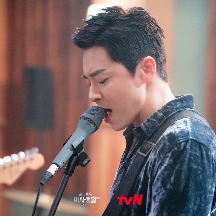 10 Potret Lee Ik Jun Sumber Kebahagiaan Chae Song Hwa di Hospital Playlist!