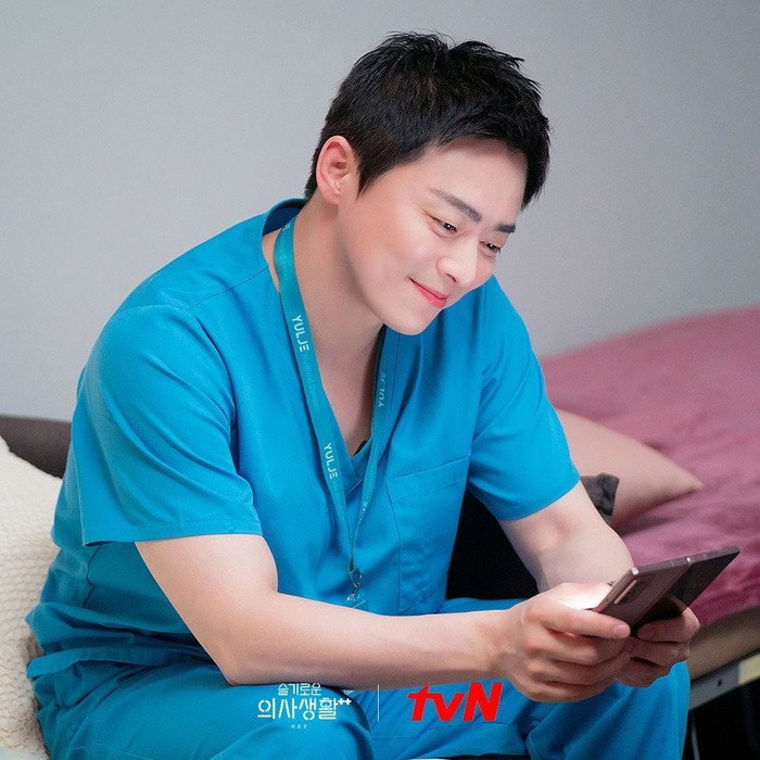 10 Potret Lee Ik Jun Sumber Kebahagiaan Chae Song Hwa di Hospital Playlist!