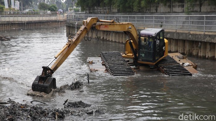 Pengerukan Kali Grogol Jelang Musim Hujan