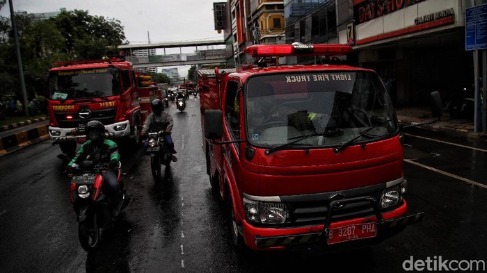 Potret Pemadam Jinakan Si Jago Merah di Ruko Glodok