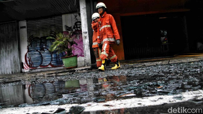 Potret Pemadam Jinakan Si Jago Merah di Ruko Glodok