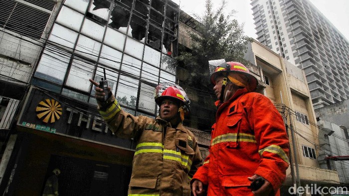 Potret Pemadam Jinakan Si Jago Merah di Ruko Glodok