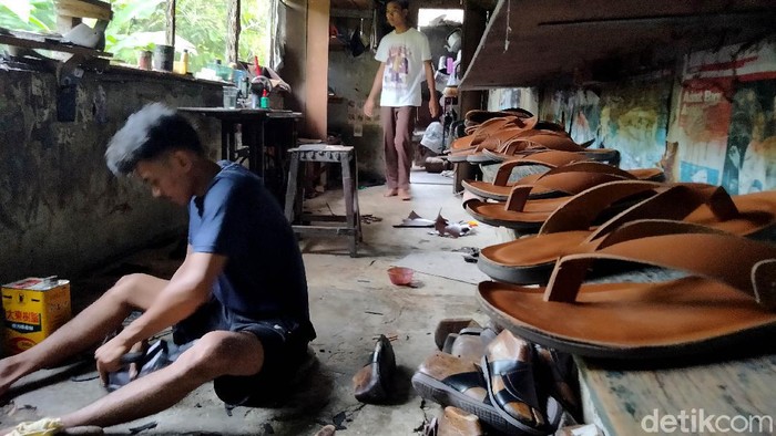 Kisah Perajin Sepatu dan Sandal di Asahan yang Bertahan Masa Pandemi