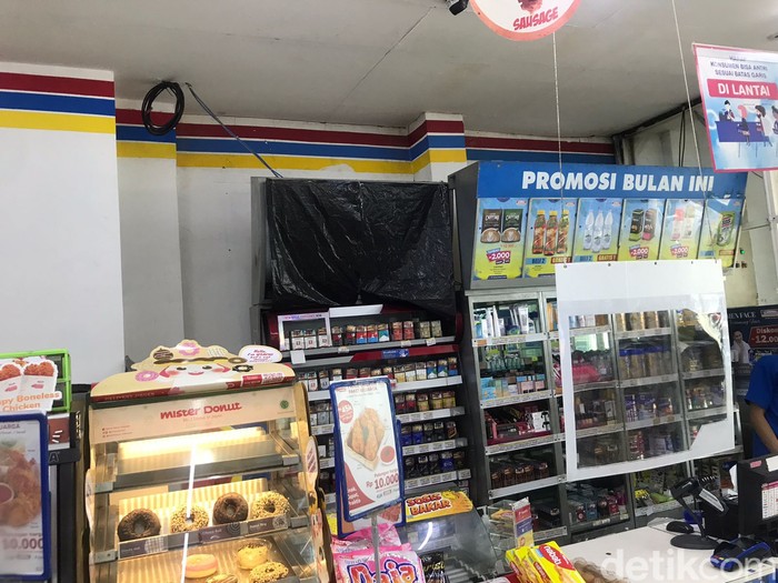 Tak Boleh Lagi Pajang Rokok, Kasir Minimarket Sibuk Pasang Penutup