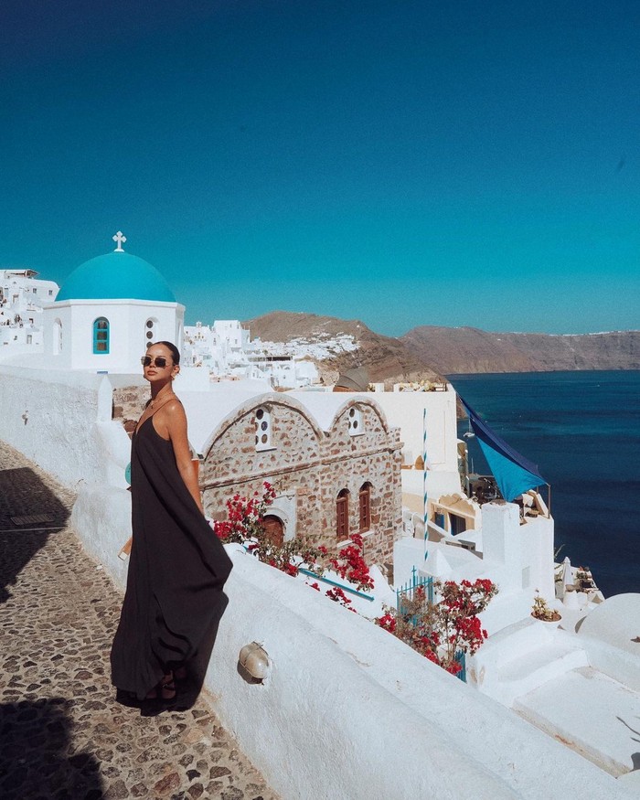 10 Foto Alyssa Daguise dengan Bahu Indah yang Bikin Al Ghazali Nyaman