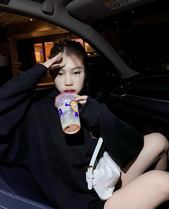 Dihadiahi Tas Mahal oleh Hotman Paris, Ini Pose Vey Ruby Jane di Kafe Saat Hangout