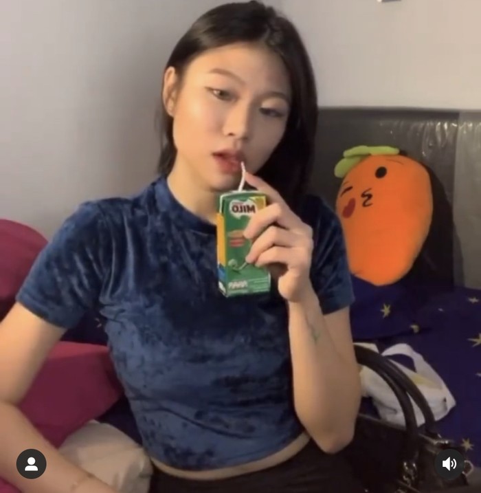 Dihadiahi Tas Mahal oleh Hotman Paris, Ini Pose Vey Ruby Jane di Kafe Saat Hangout