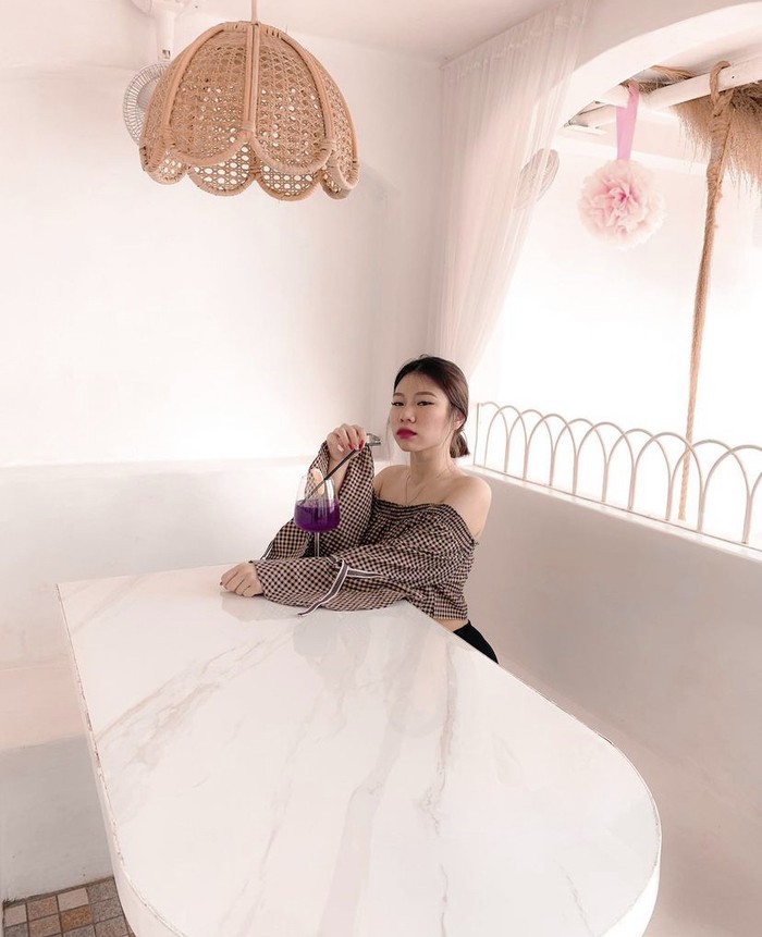 Dihadiahi Tas Mahal oleh Hotman Paris, Ini Pose Vey Ruby Jane di Kafe Saat Hangout