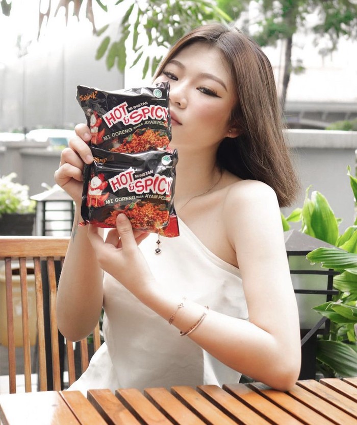 Dihadiahi Tas Mahal oleh Hotman Paris, Ini Pose Vey Ruby Jane di Kafe Saat Hangout