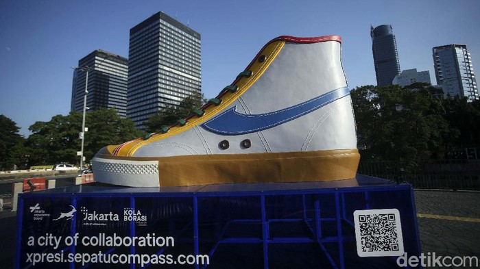 Wih! Ada Sepatu Raksasa di Taman Jakarta