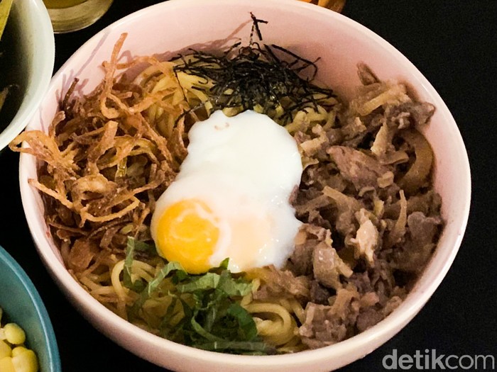 Sluurp! Gurihnya Dry Ramen dengan Topping Onsen Egg dan Beef Sukiyaki