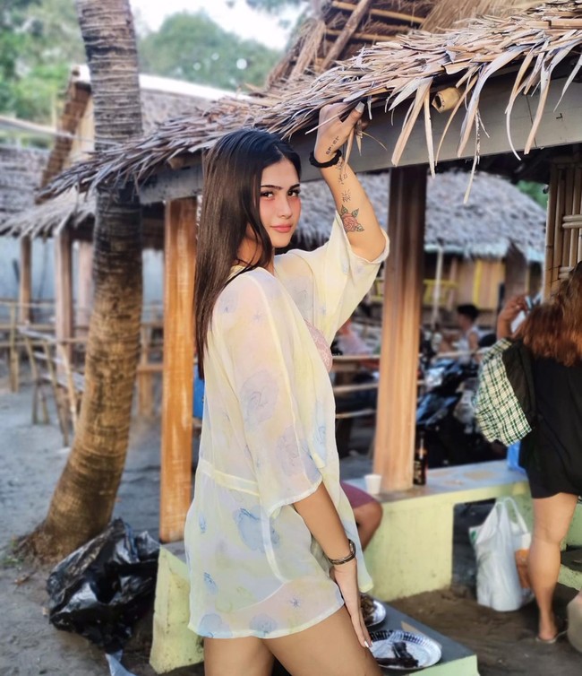 Kecantikan Wanita Ini Bikin Pria Terpesona, Tapi Foto Masa Lalunya Mengejutkan